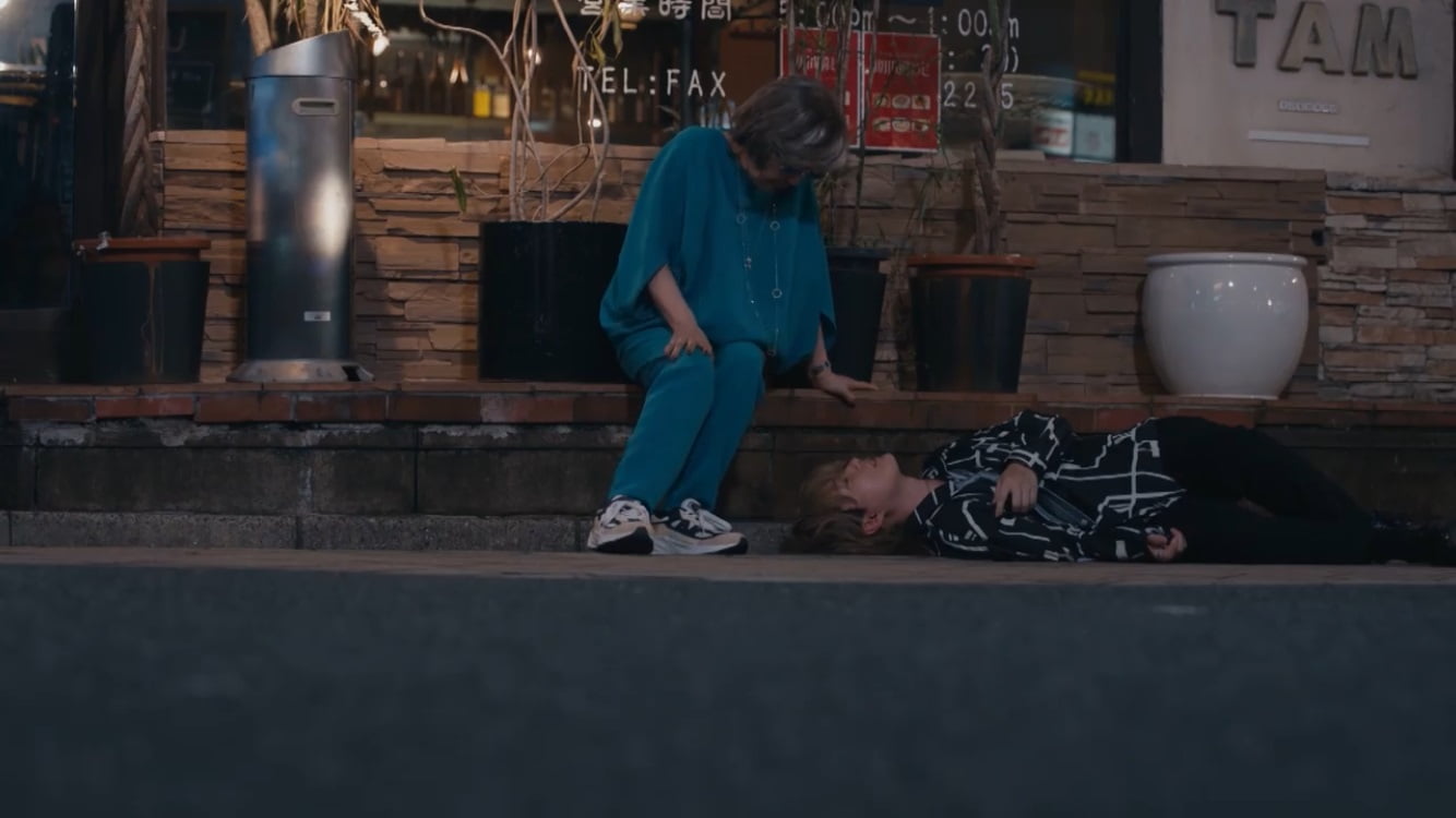 いづみは一体誰なのか？ 鉄平とリナ・玲央といづみ、謎の女性との出会い 「海に眠るダイヤモンド」第1話 | komimini