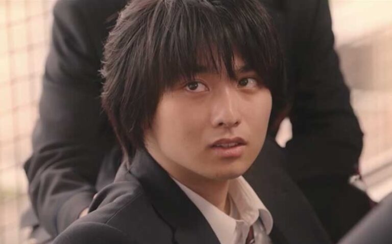 不倫記事が殺人事件に繋がる闇！？ 日曜劇場「御上先生」第1話のあらすじ、気になるキャスト | komimini